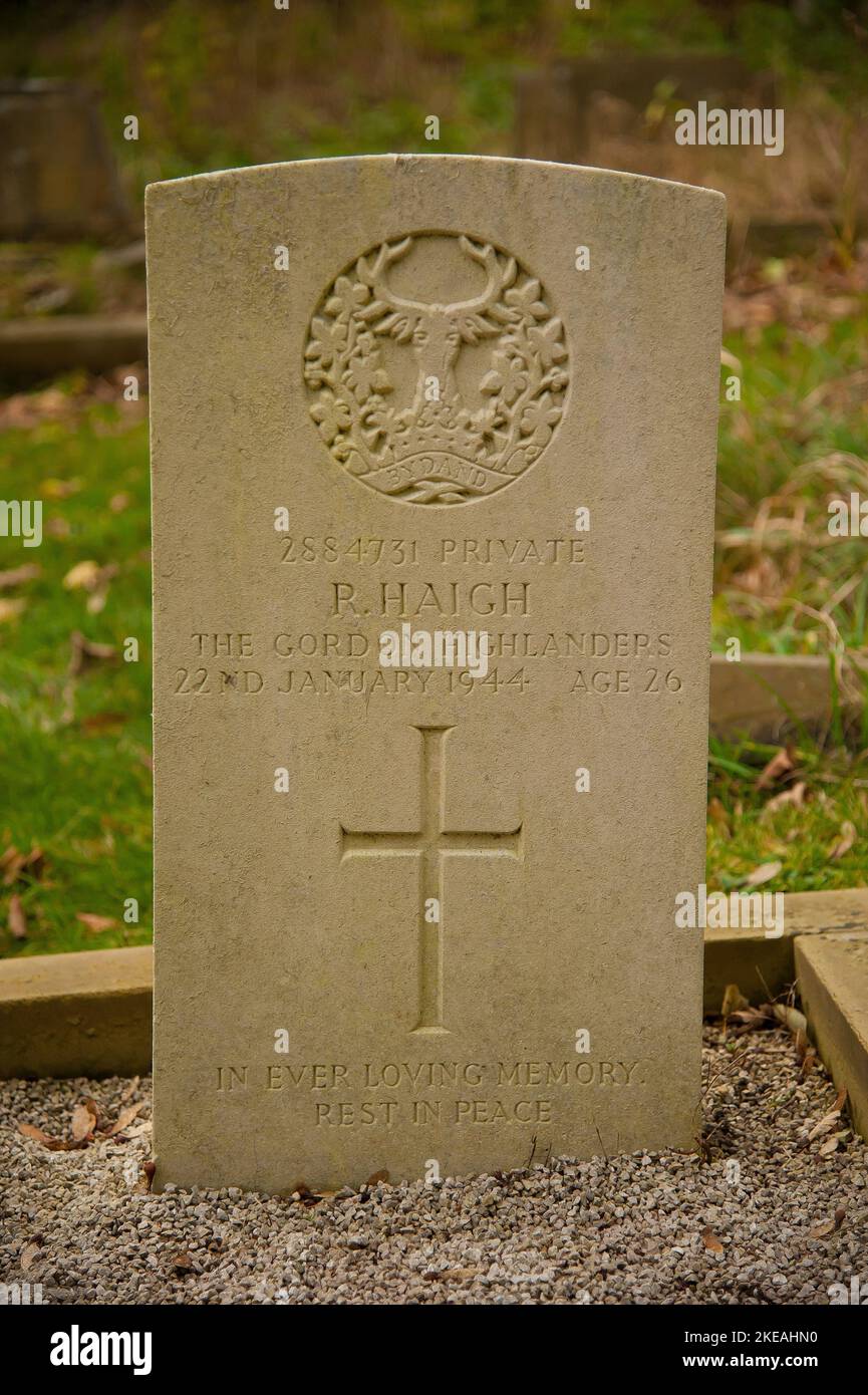 Honley, Holmfirth, Yorkshire, UK. 11 November 2022. Honley remembers ...