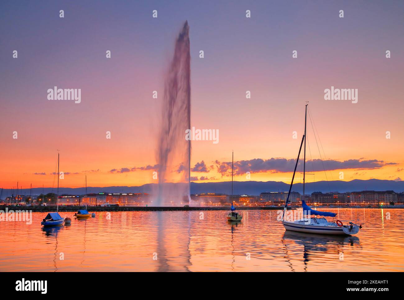 Jet d'eau, landmark of the Lake Geneva at sunset, illuminated lake ...