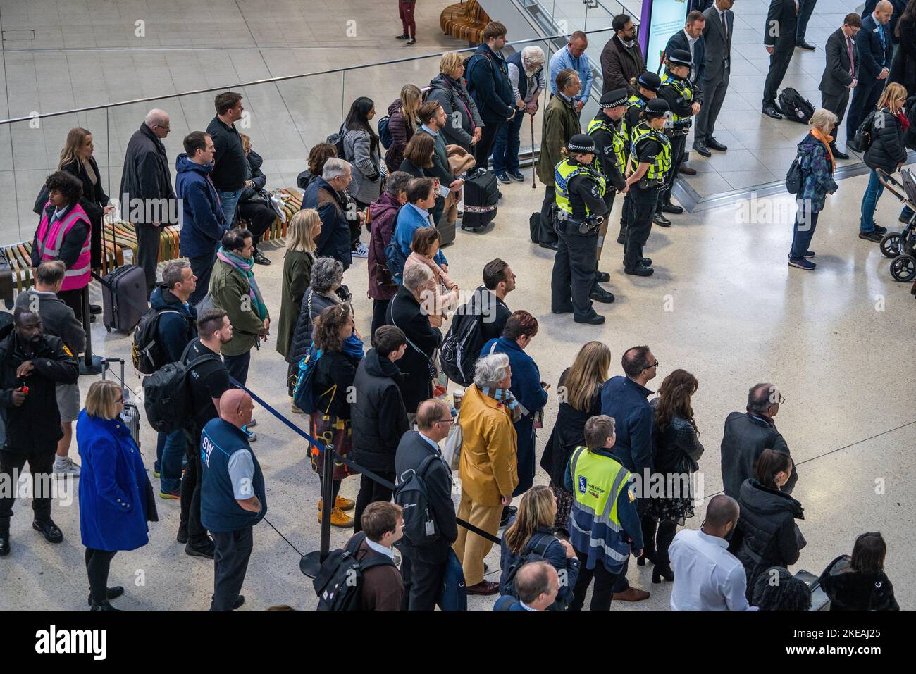 London UK. 11 November 2022. Members of the public observe a 2 minute ...