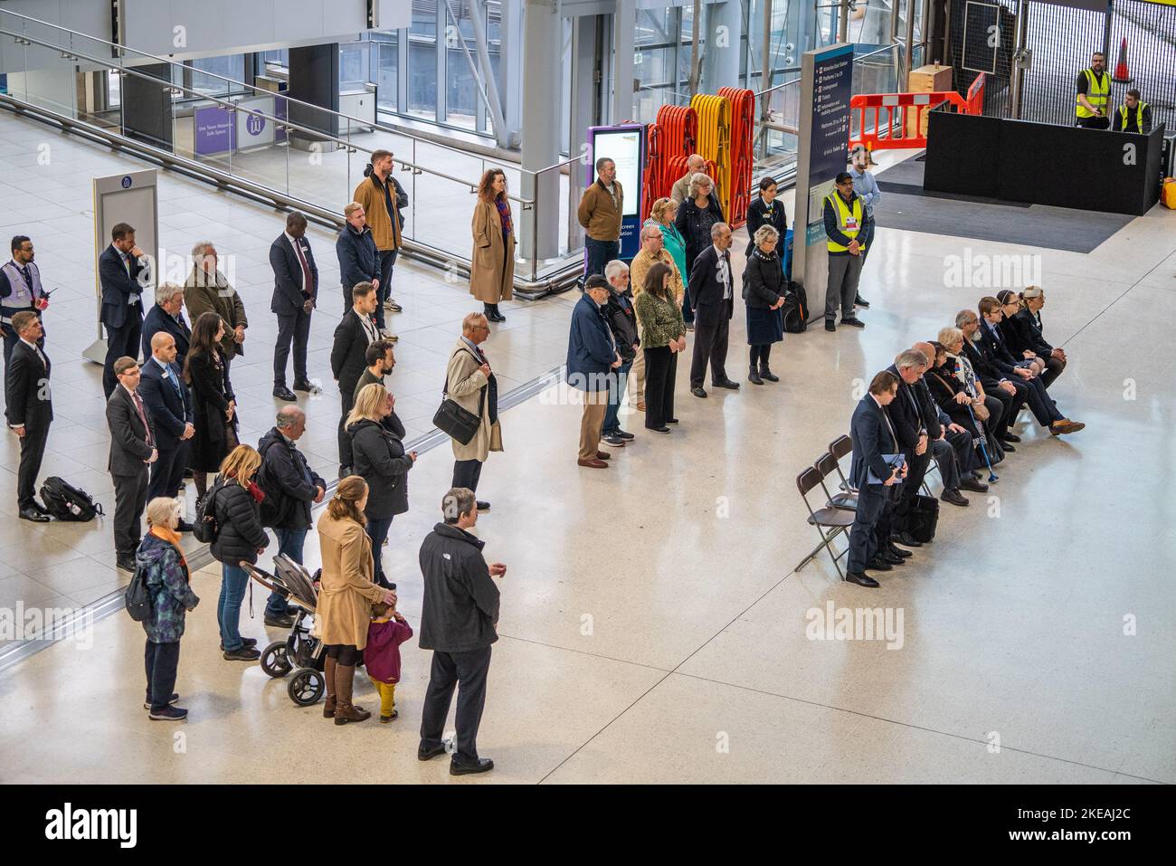 London UK. 11 November 2022. Members of the public observe a 2 minute ...