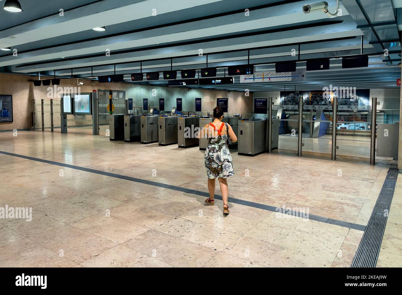 Automatic platform gates hi-res stock photography and images - Alamy