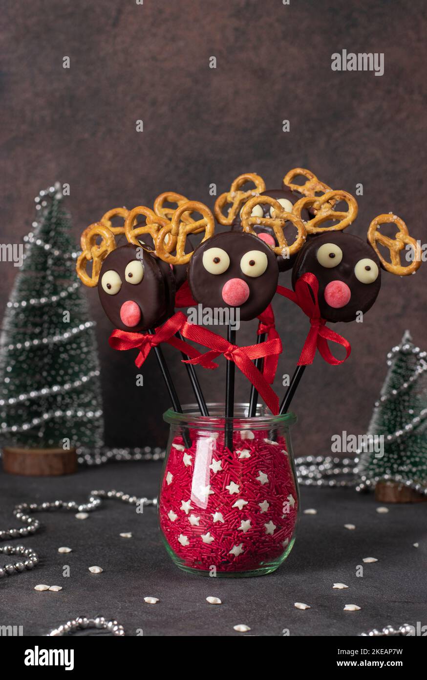 Cute idea for Christmas treats - cake pops Santa's reindeers made from ...