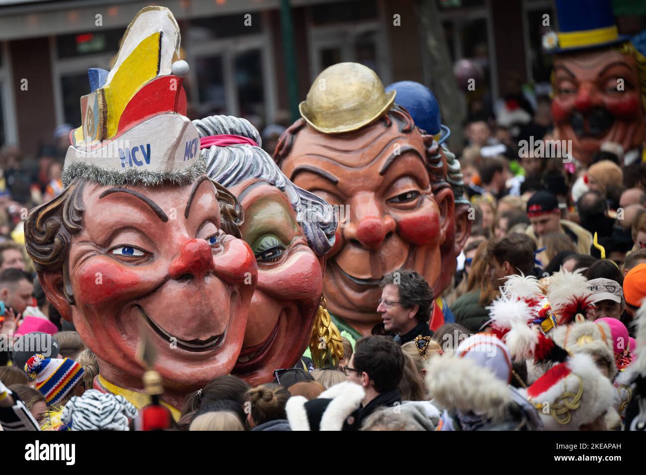 Mainz, Germany. 11th Nov, 2022. Mainzer Schwellköpp walk through the ...