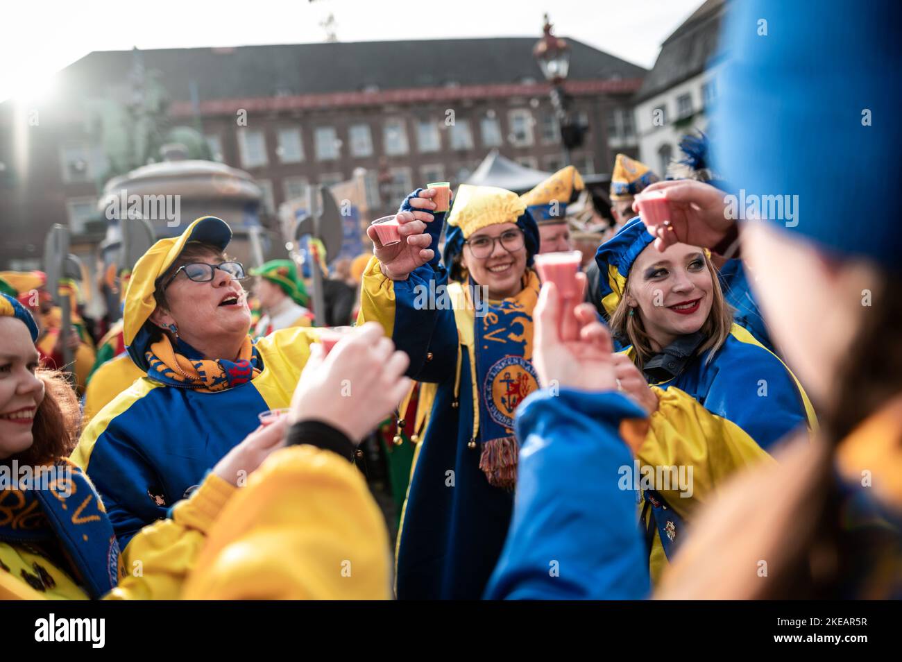 Duesseldorf, Germany. 11th Nov, 2022. Members of a carnival club ...