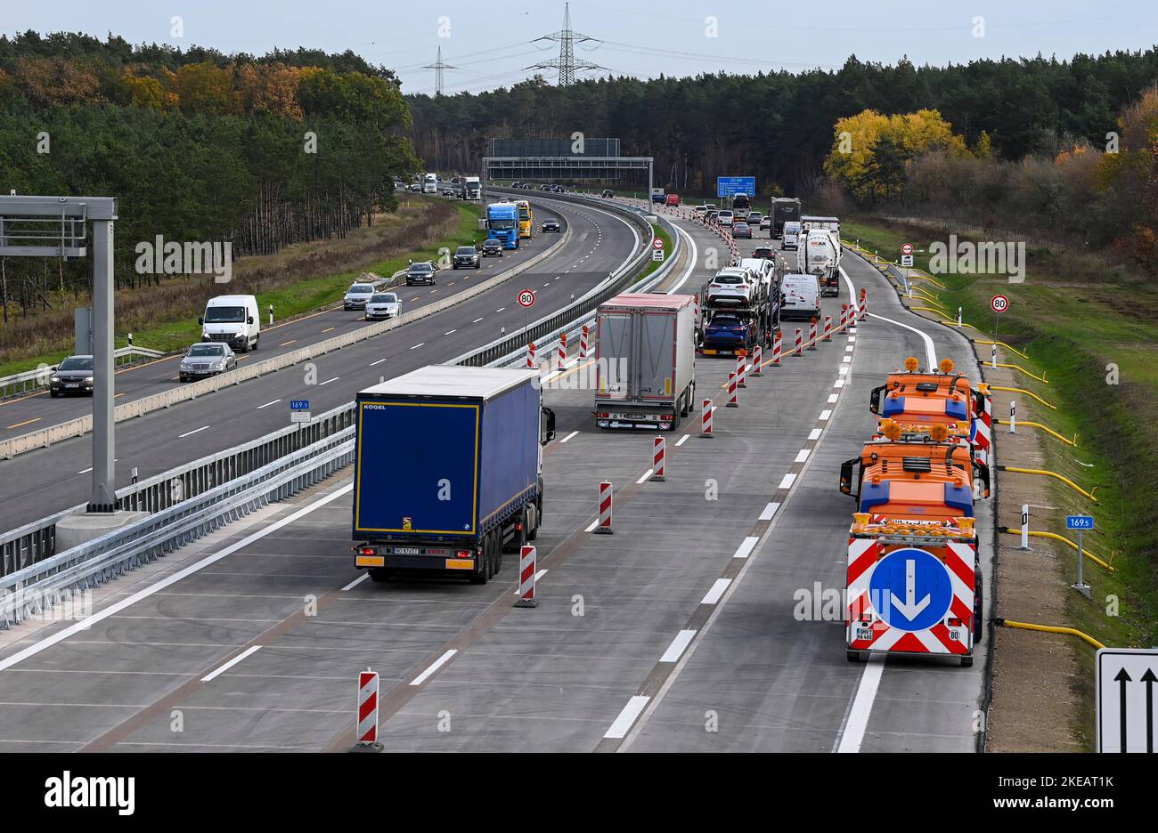 Velten, Germany. 11th Nov, 2022. The section of the A10 Havelland ...