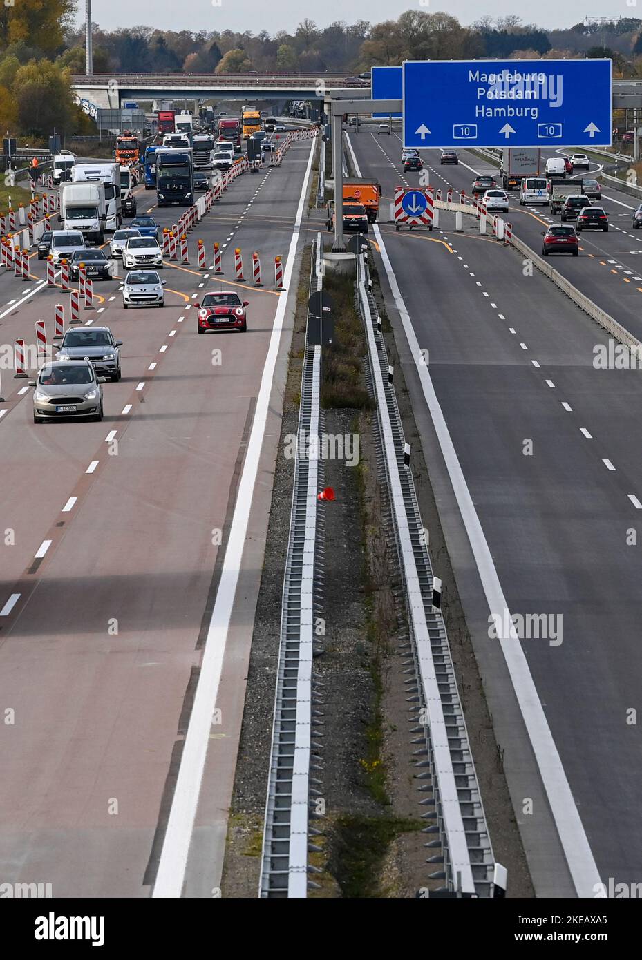Velten, Germany. 11th Nov, 2022. The section of the A10 Havelland ...