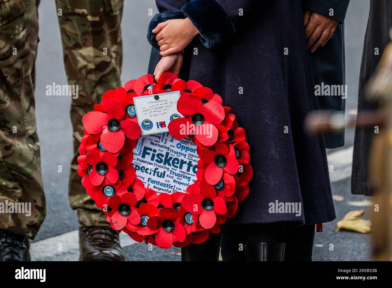 London, UK. 11th Nov, 2022. Rebecca Thomas holds a wreath made by the ...