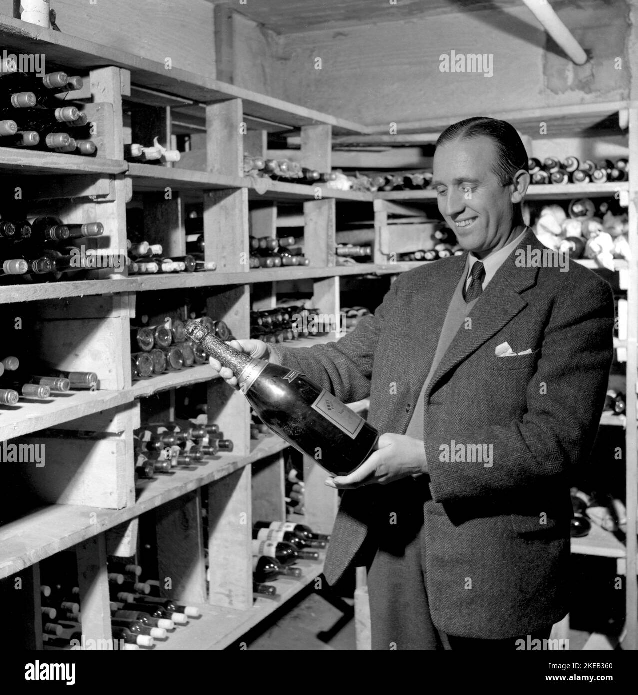 Man alcohol 1950s hi-res stock photography and images - Alamy