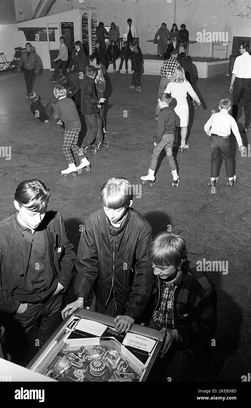 Pinball machine 60s hi-res stock photography and images - Alamy