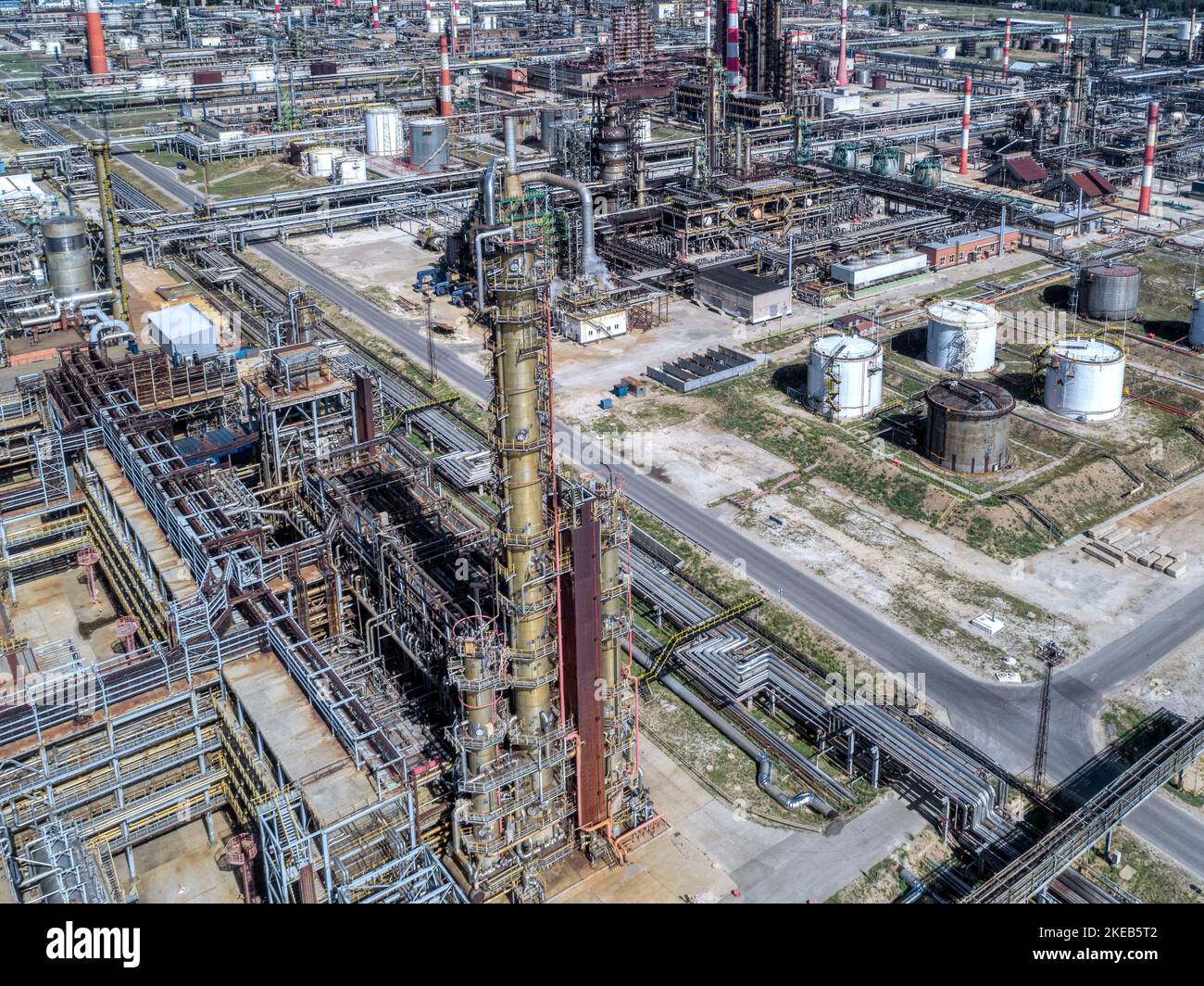 Crude oil storage tanks hi-res stock photography and images - Alamy