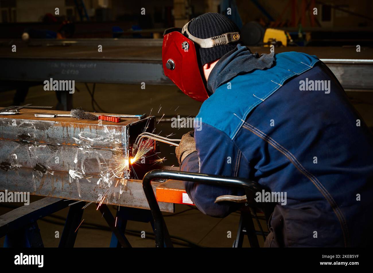 Cutting a steel beam with a torch Stock Photo - Alamy