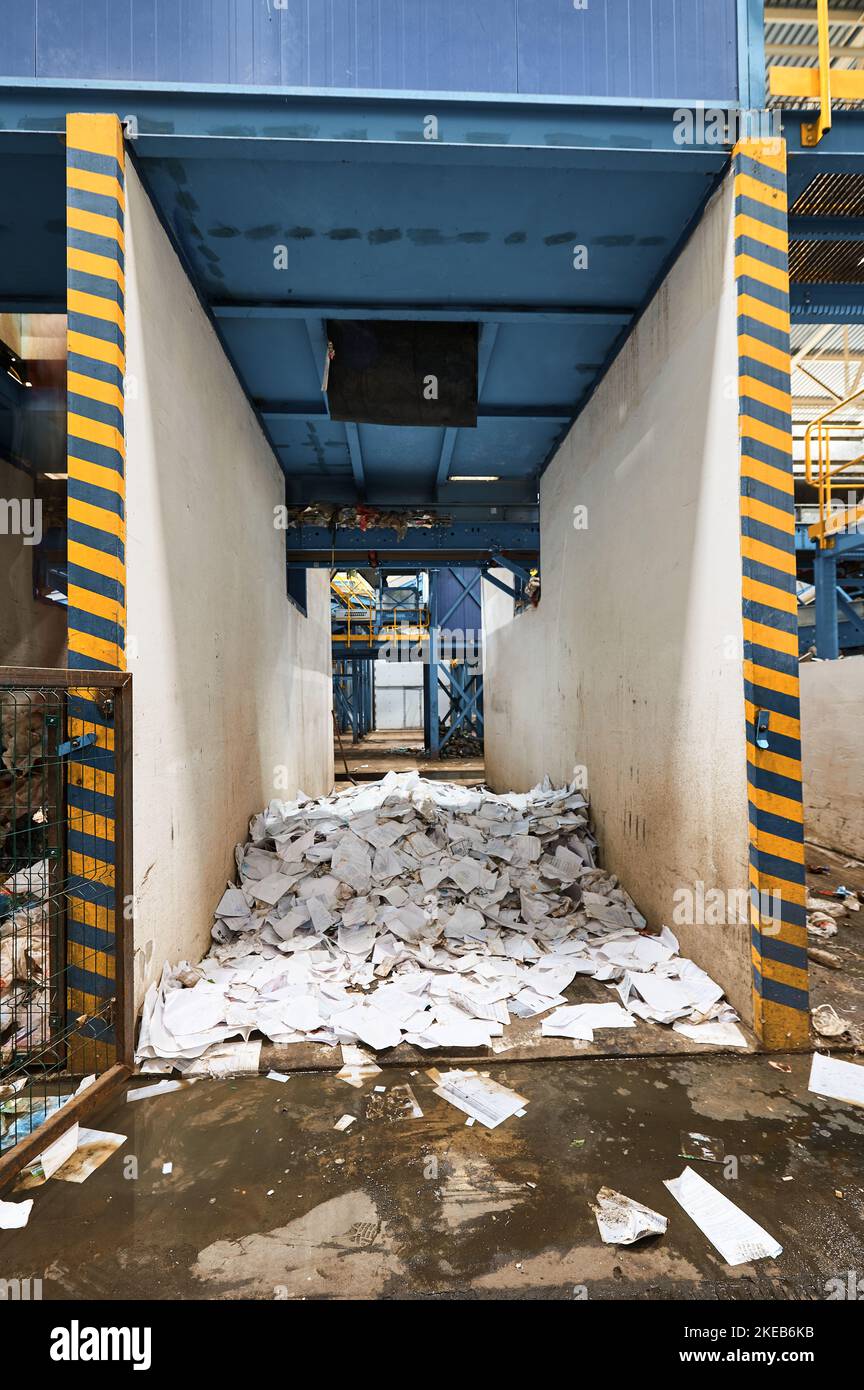 Accumulative hopper for white paper. Separate sorting of household ...