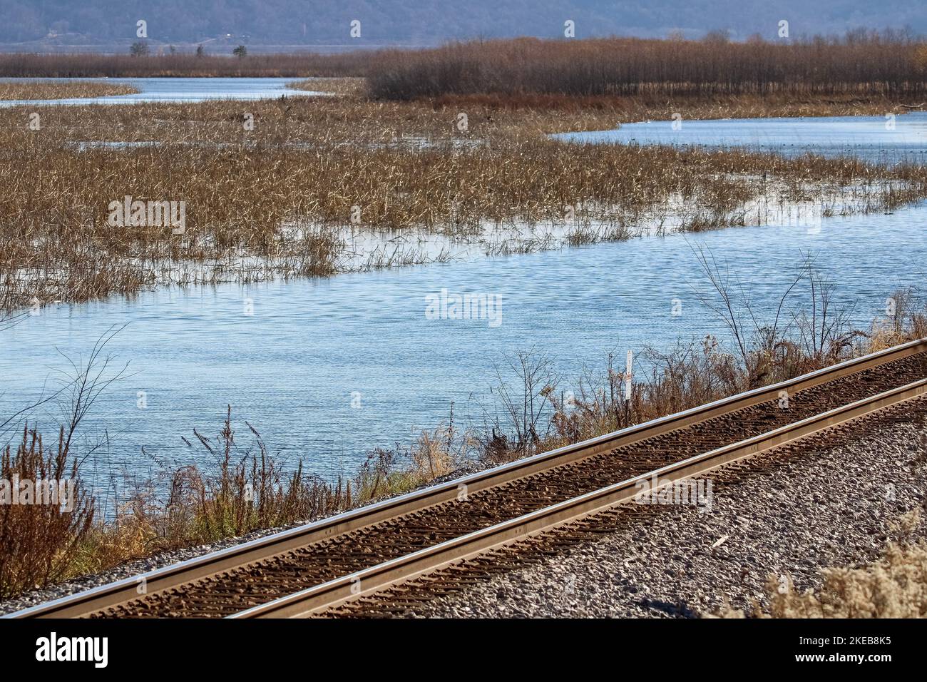 The train track running alongside the Mississippi River Stock Photo - Alamy