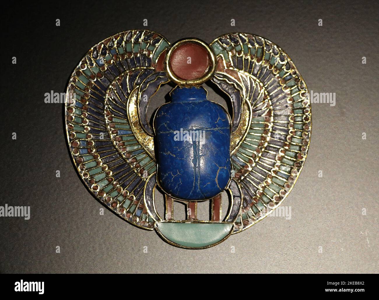Pectoral with solar scarab from Tutankhamun's tomb Stock Photo - Alamy