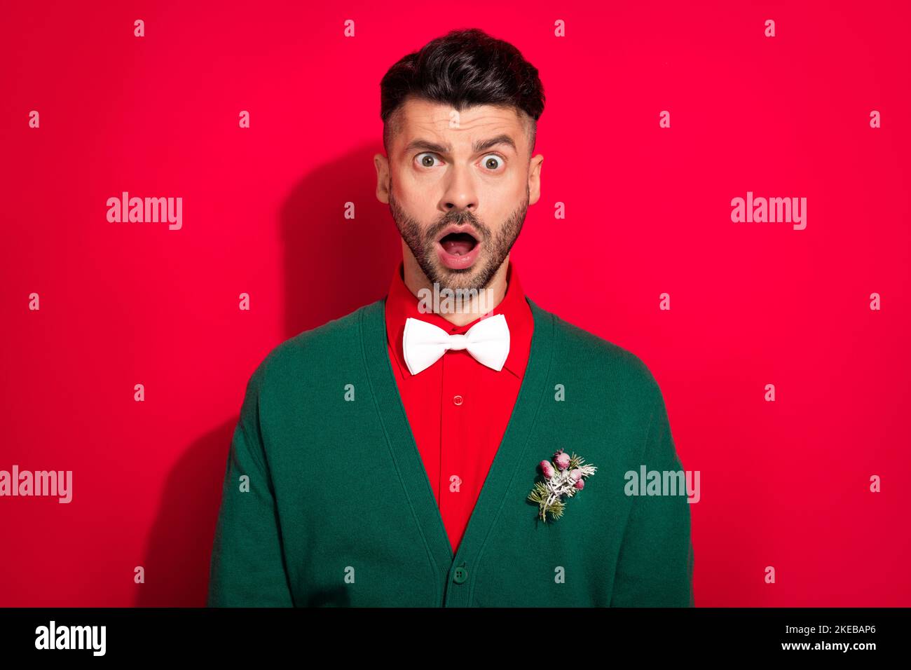Portrait of shocked crazy young man open mouth stare cant believe ...