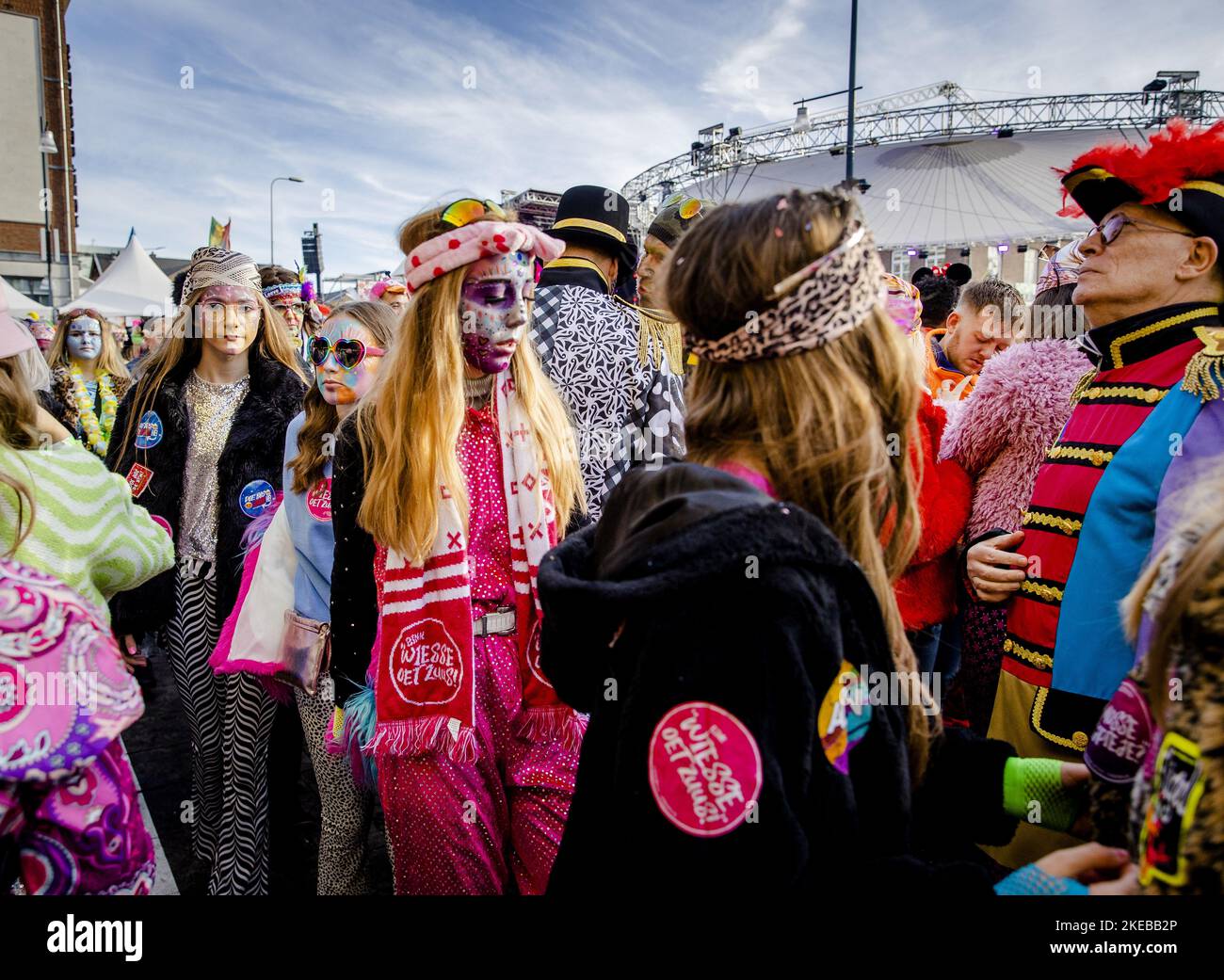 2022-11-11 14:37:46 ROERMOND - Revelers during the opening of the ...