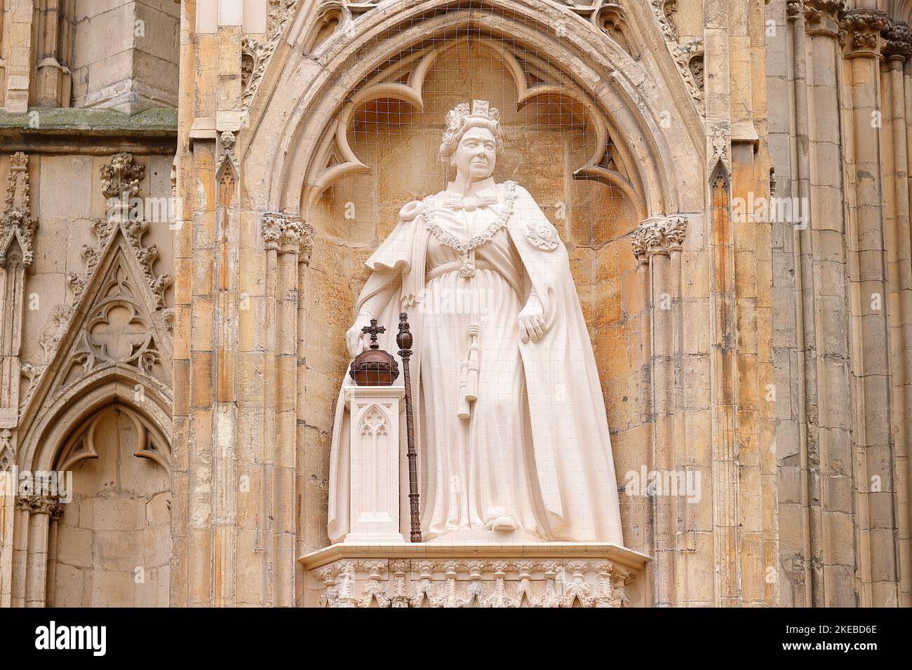 New queen elizabeth staue hi-res stock photography and images - Alamy