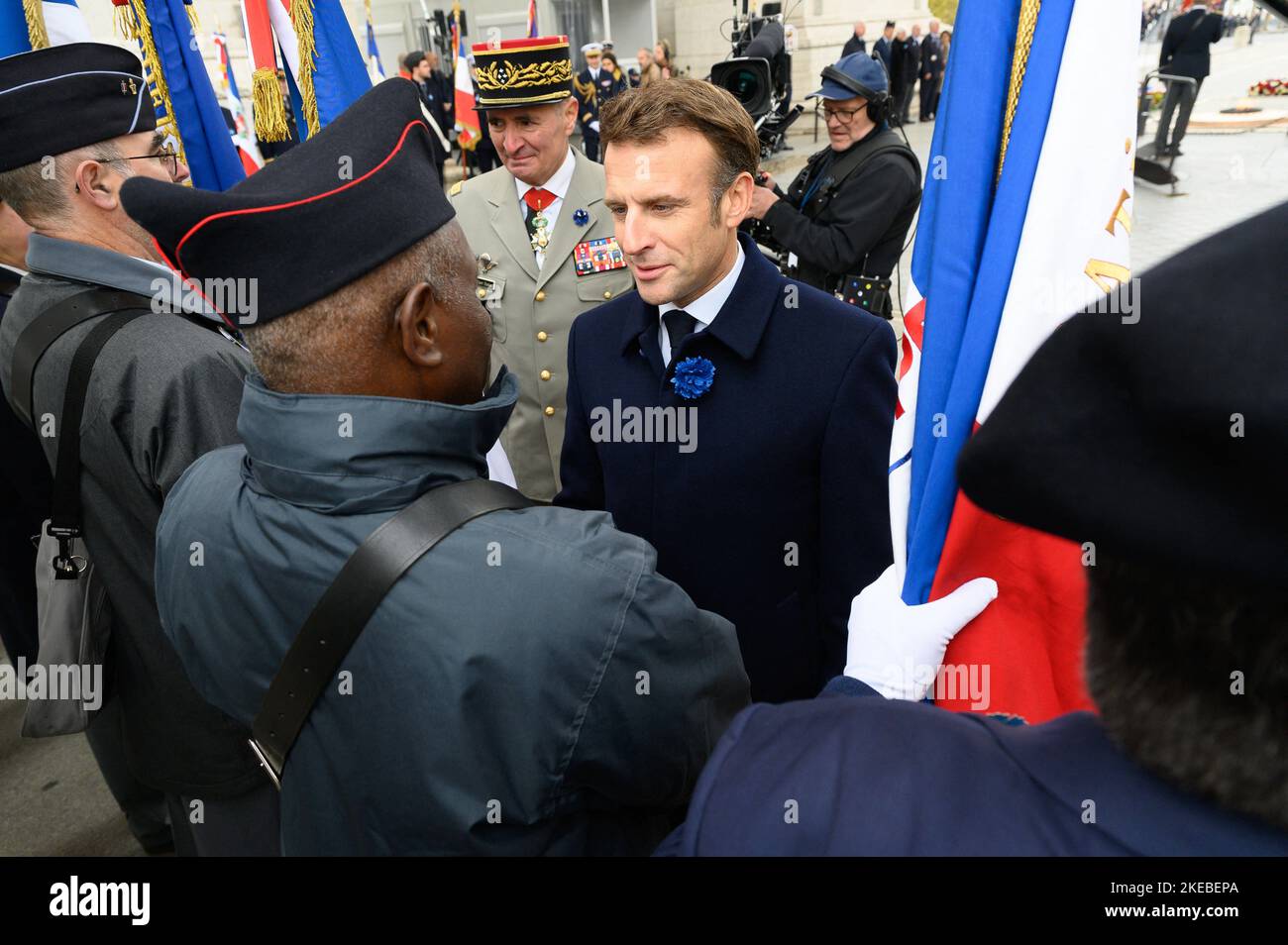 Emmanuel Macron shales hands with veterans. French President Emmanuel ...