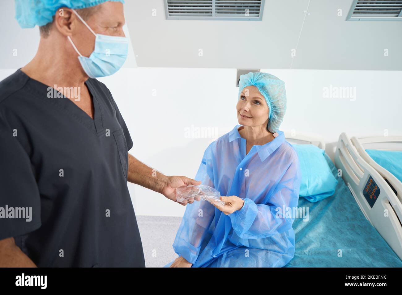 Doctor talking to female patient before surgery Stock Photo - Alamy