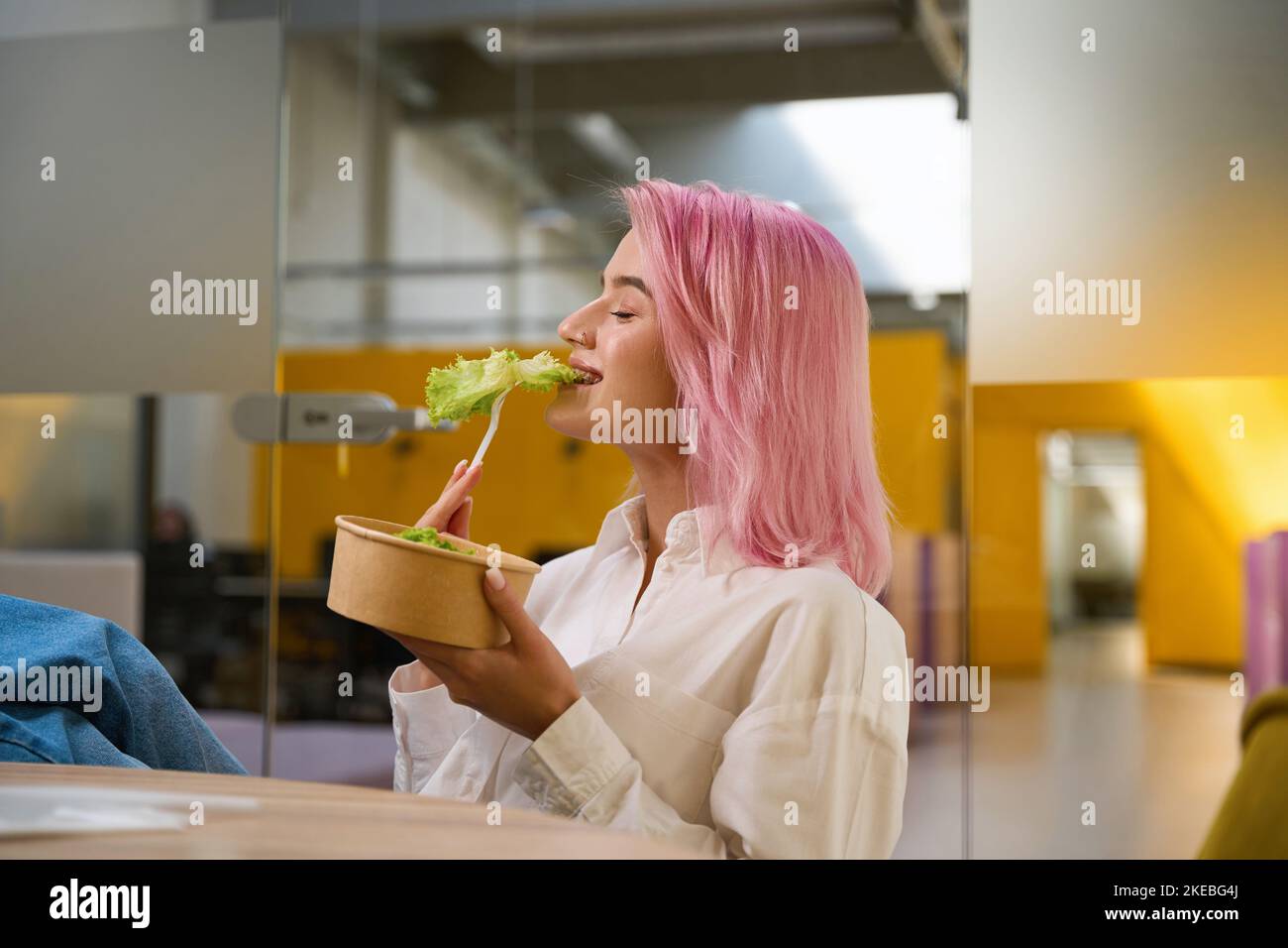 Office lady lunch hi-res stock photography and images - Alamy