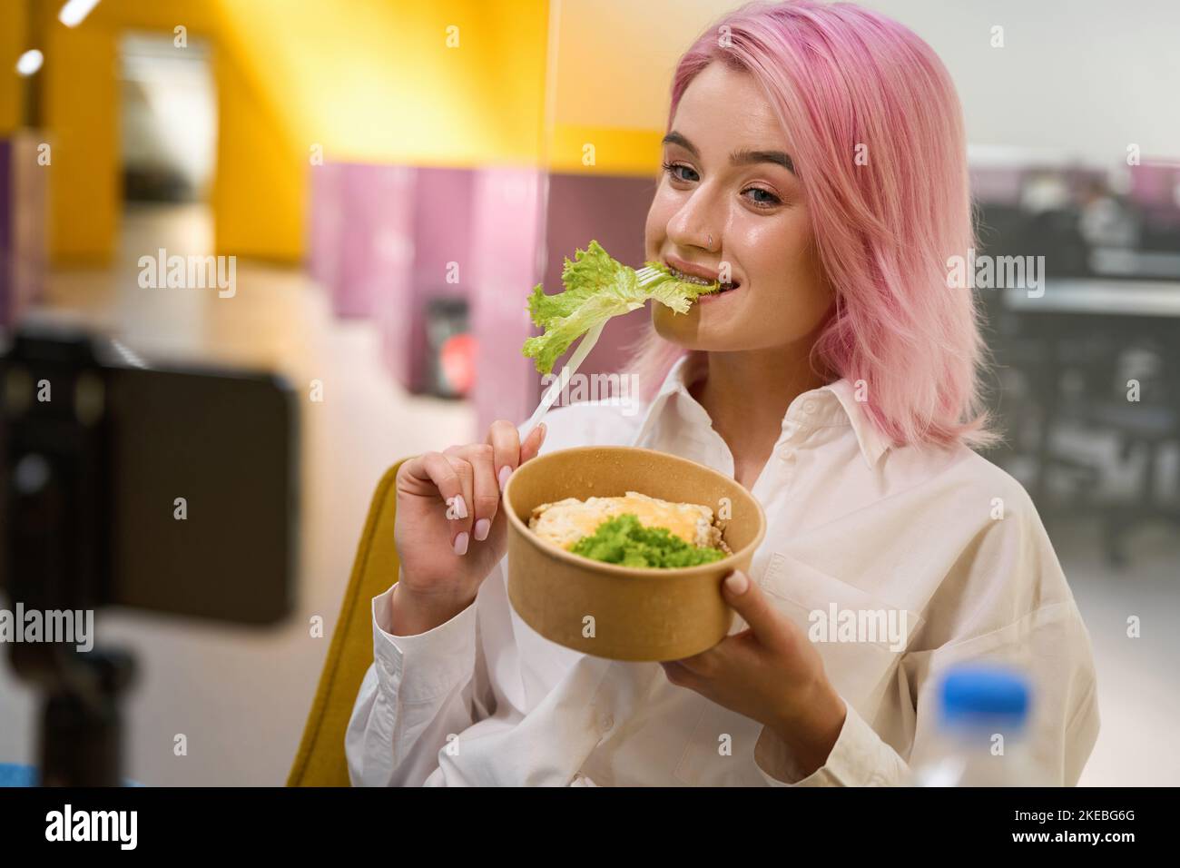 Office lady lunch hi-res stock photography and images - Alamy