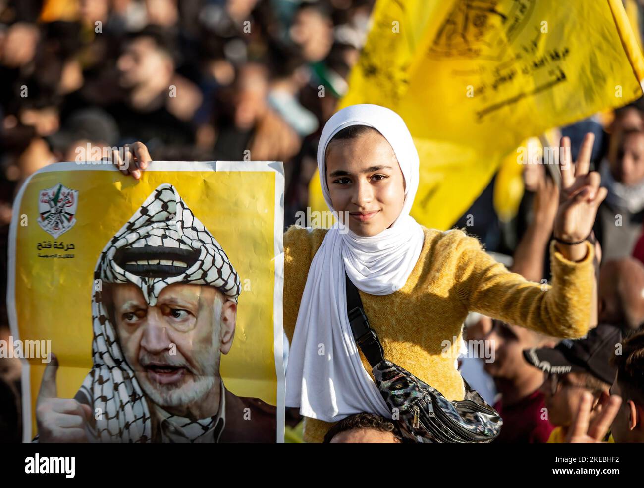 Gaza, Palestine. 10th Nov, 2022. A Palestinian girl holds a portrait of ...