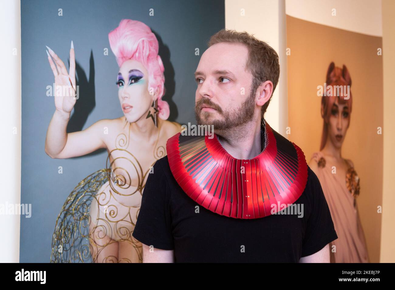 Birmingham, UK. 11th Nov, 2022. Artist Mark Newman tries on a neck ...