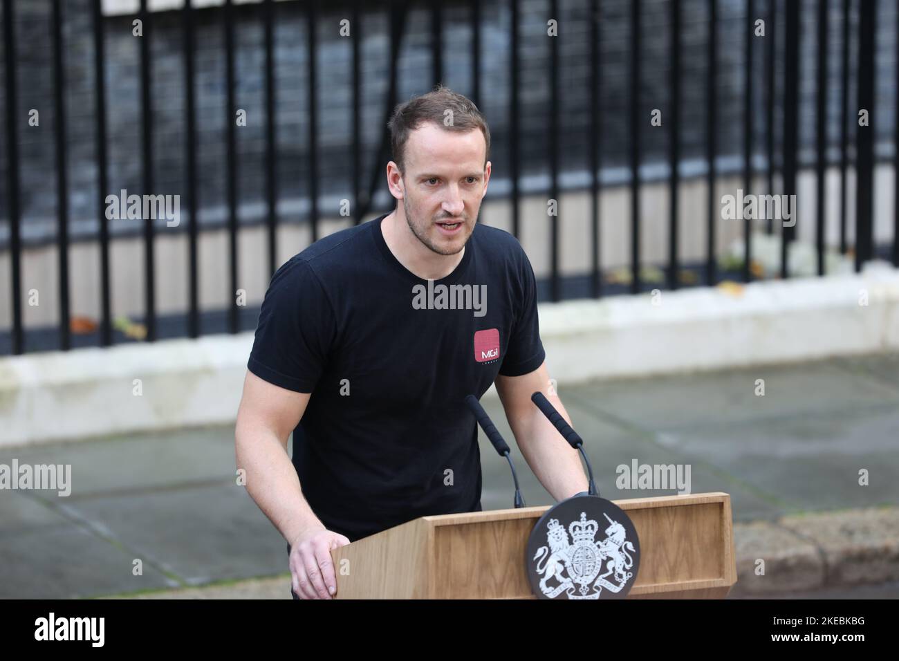 'The Podium Guy' seen working at 10 Downing Street Stock Photo - Alamy