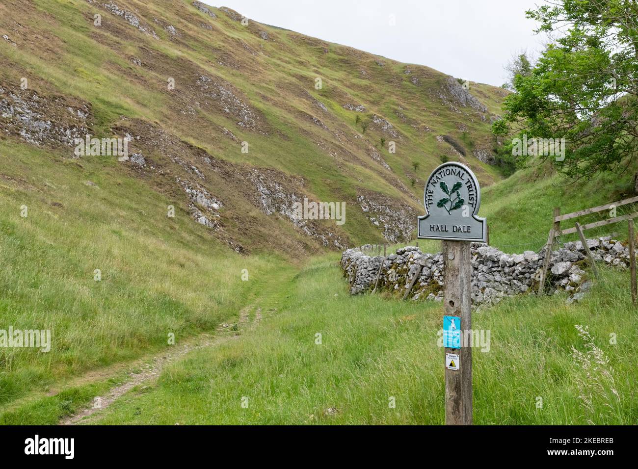 Dovedale and hall dale walk hi-res stock photography and images - Alamy