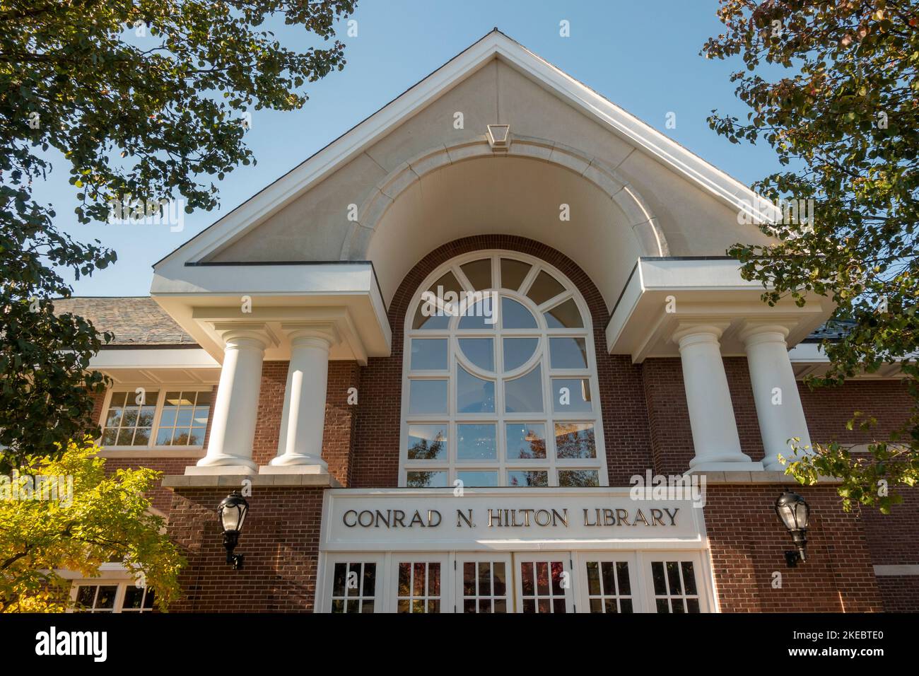School library signs hi-res stock photography and images - Alamy