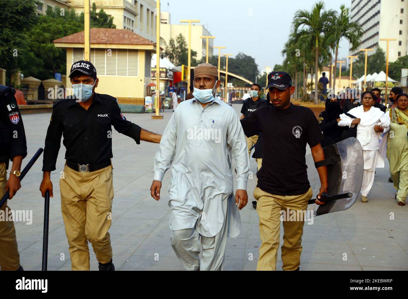 Hyderabad, Pakistan. 11th Nov 2022. Police staffs restore baton charge ...