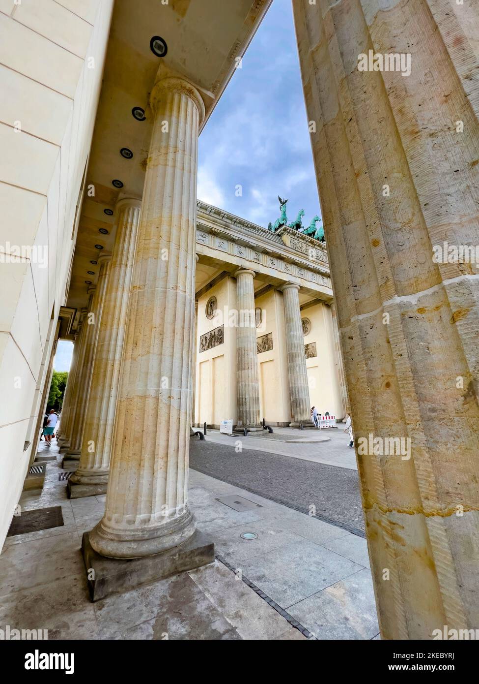 Brandenburg gate front sky berlin hi-res stock photography and images ...