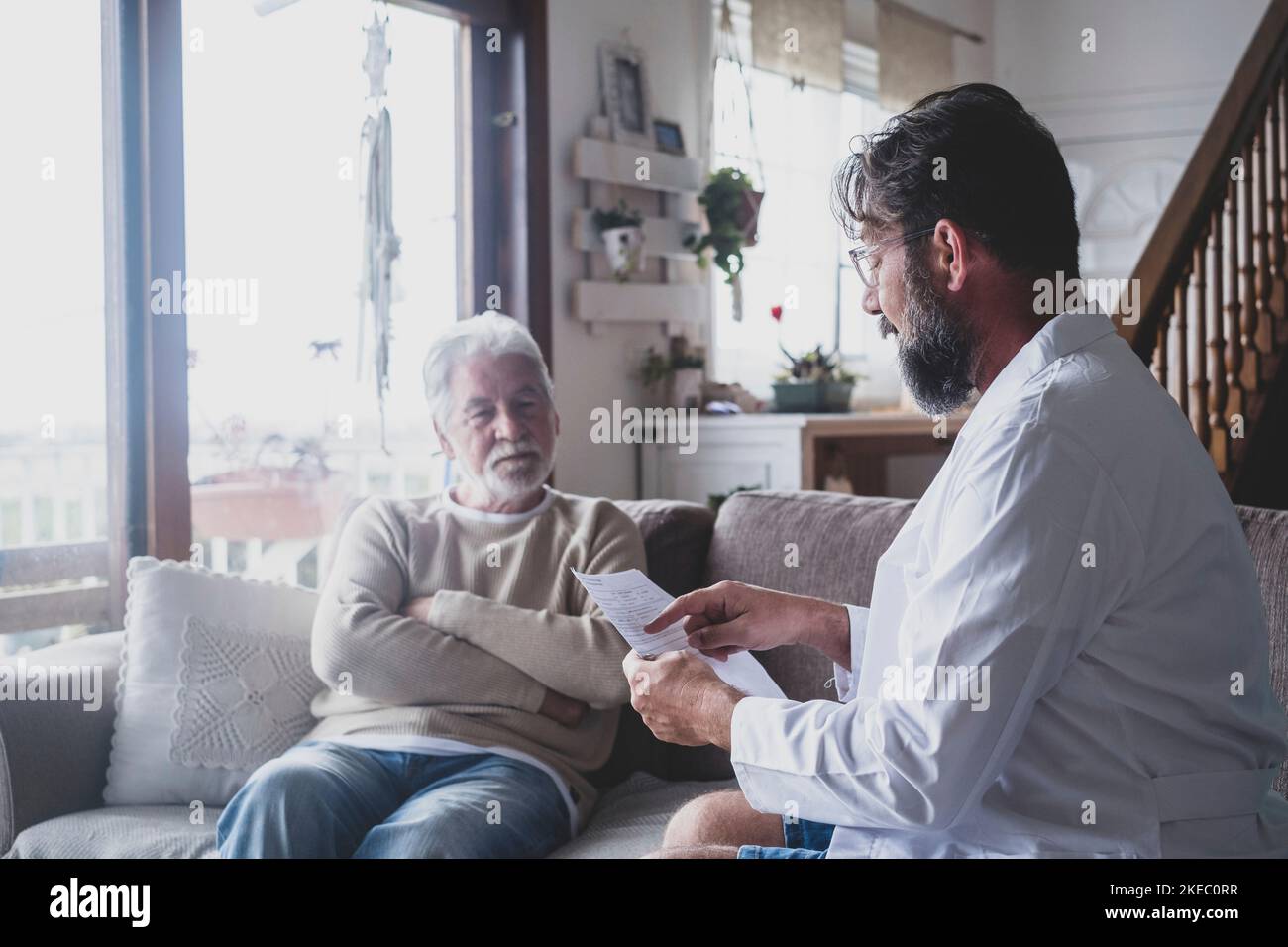 Patient consulting male doctor hi-res stock photography and images - Alamy