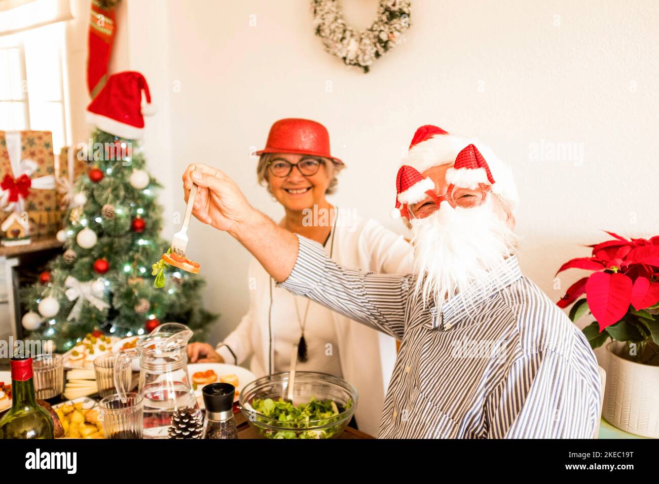 Seniors eating at table hi-res stock photography and images - Alamy