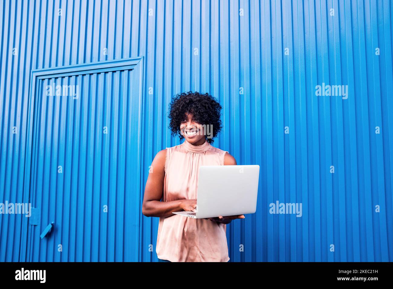 African american woman computer hi-res stock photography and images - Alamy