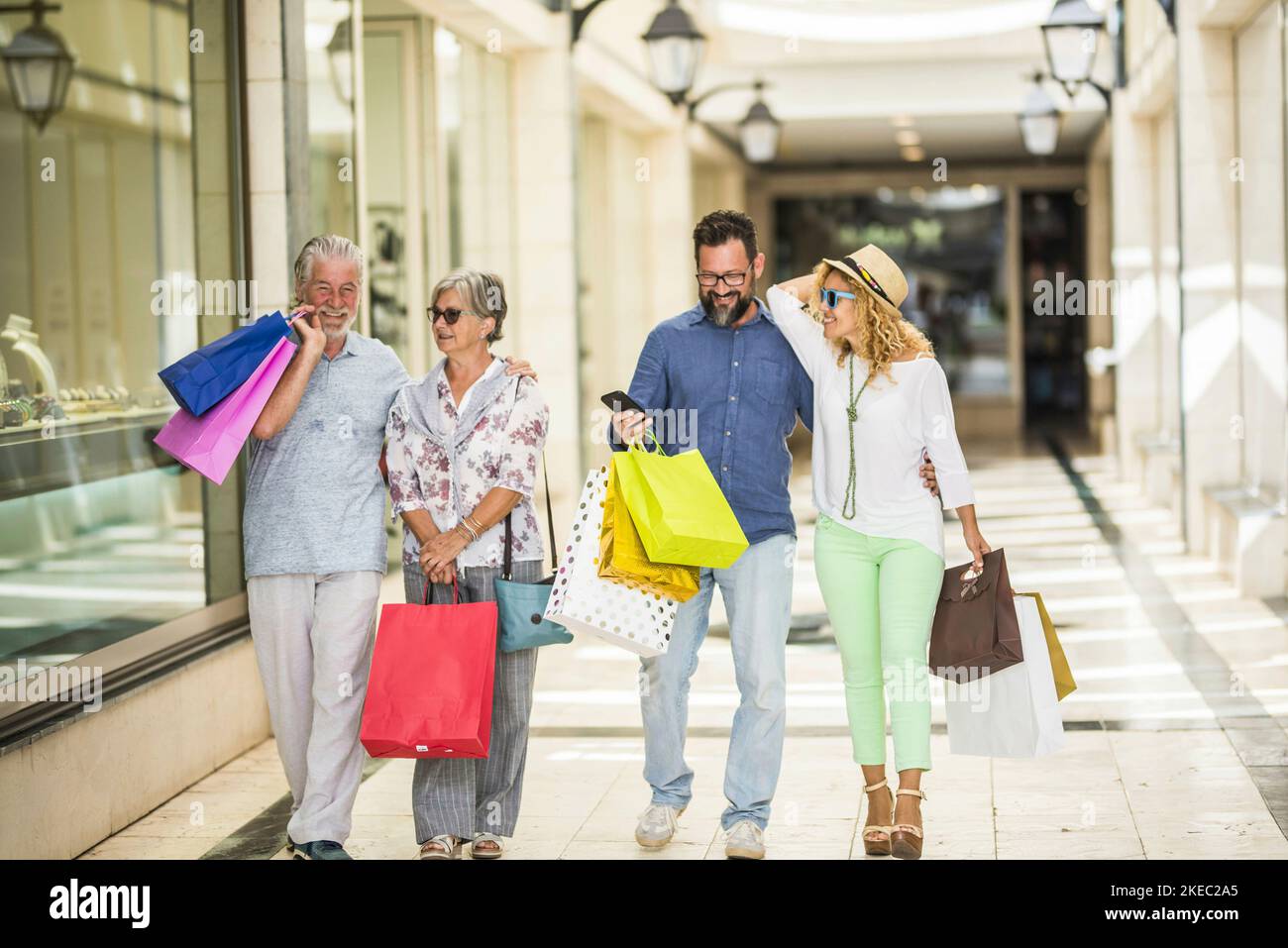 Group of people in shopping mall hi-res stock photography and images ...