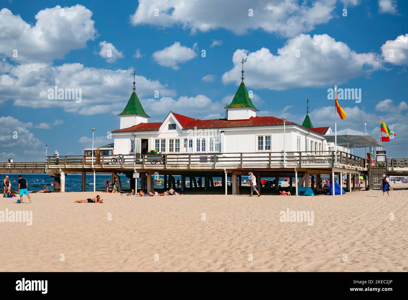 Lively beach and pier of Ostseebad Ahlbeck view direction Heringsdorf ...