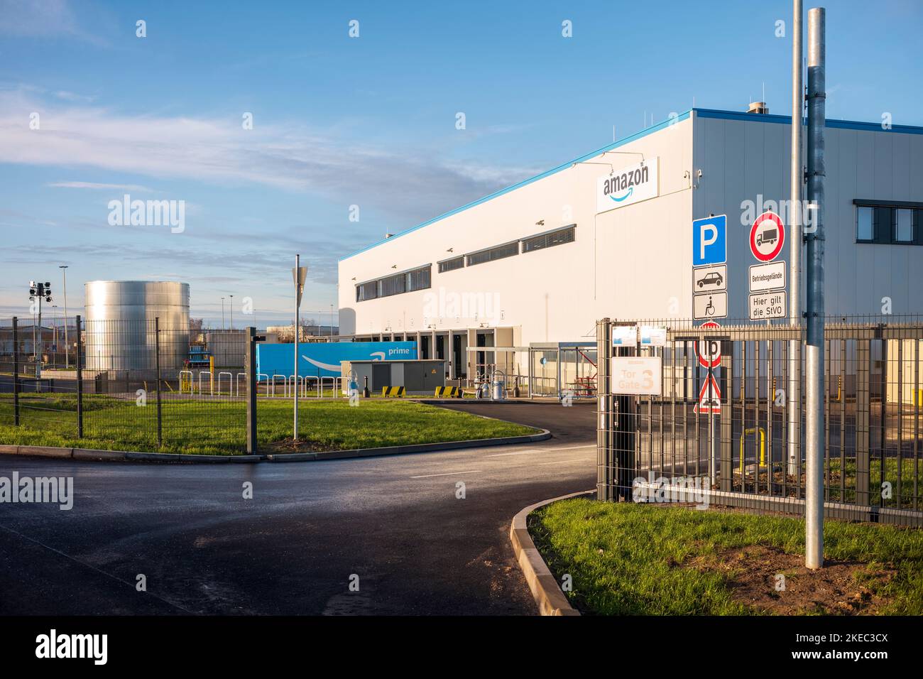 Amazon logistics center in germany hi-res stock photography and images ...