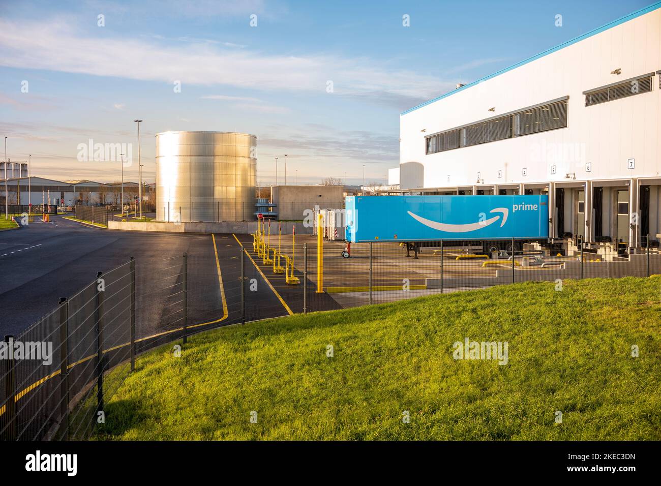Parking at amazon logistics center hi-res stock photography and images - Alamy