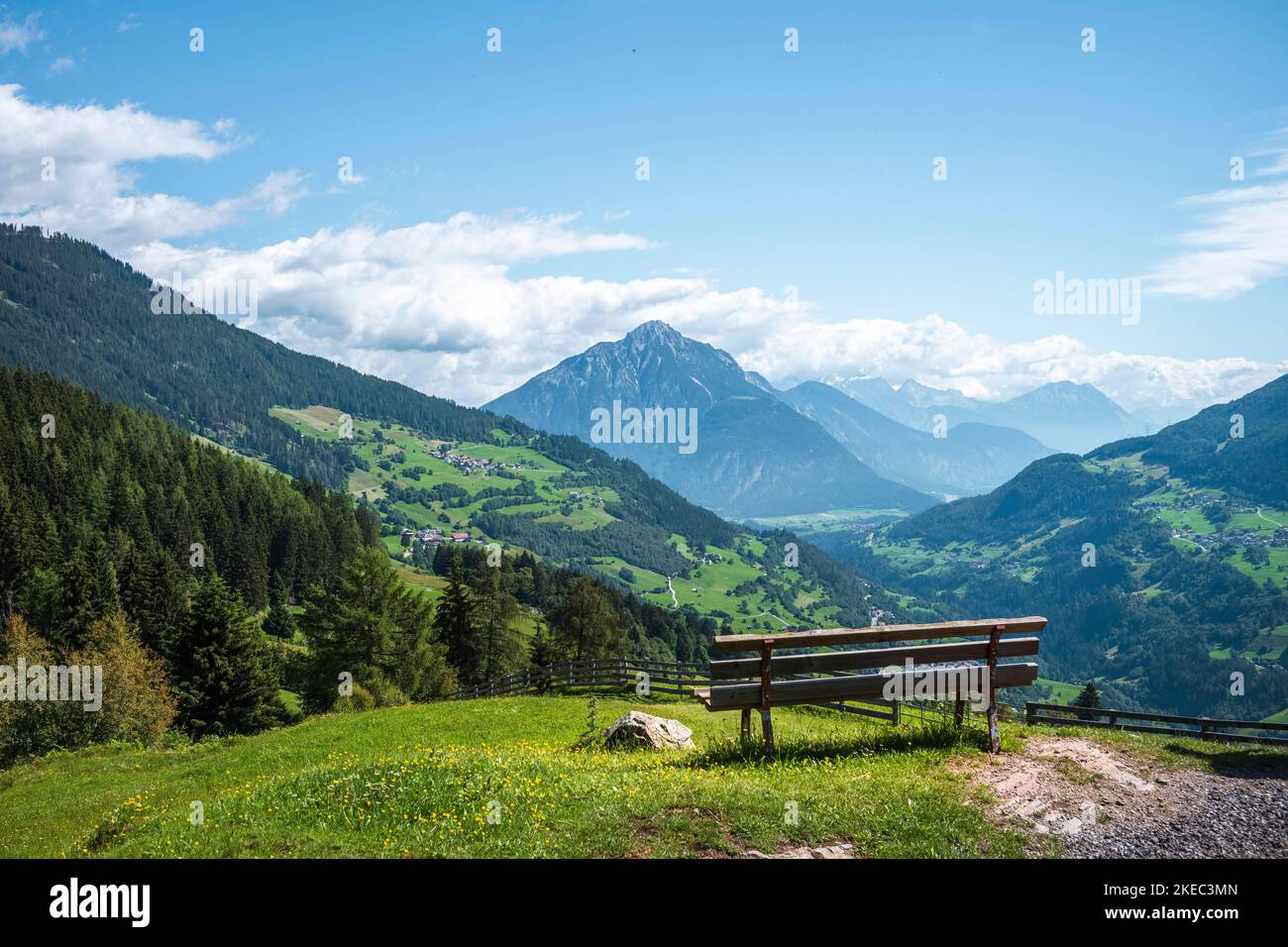 Daytime bench hi-res stock photography and images - Alamy