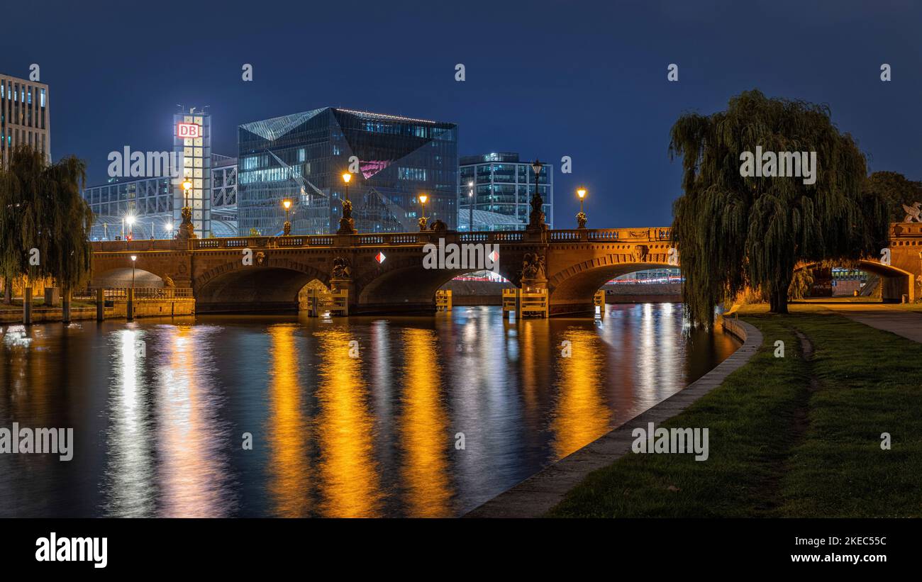 Moltke bridge and river Spree with Cube and main station. Berlin ...