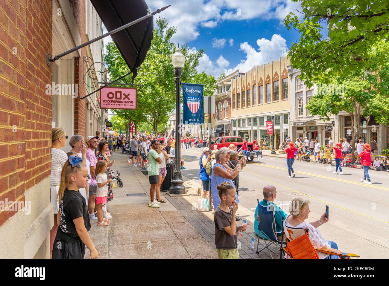 People enjoying the Franklin Rodeo Parade Stock Photo - Alamy