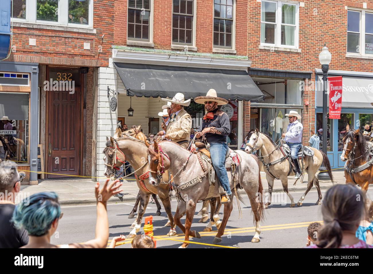 Cowboys on horses hi-res stock photography and images - Alamy