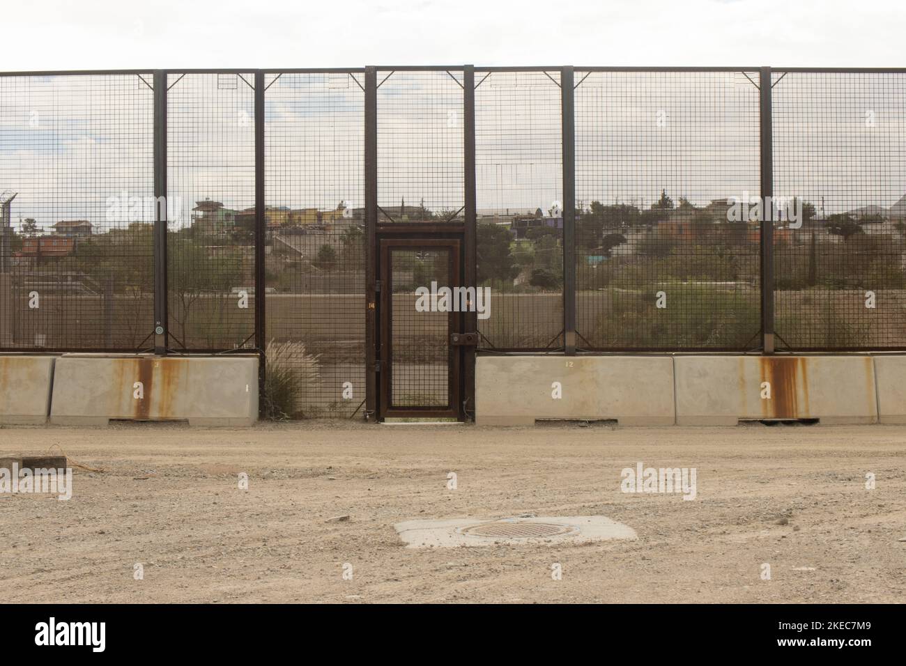 Us border mexico sand hi-res stock photography and images - Alamy