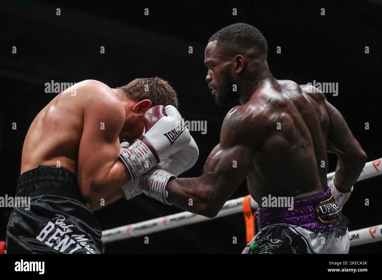 Sheffield, UK. 11th Nov, 2022. Ishmael Davis lands a left uppercut in ...