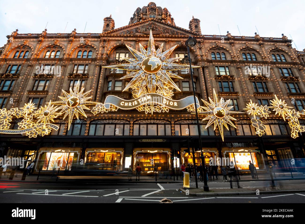 Harrods external hi-res stock photography and images - Alamy