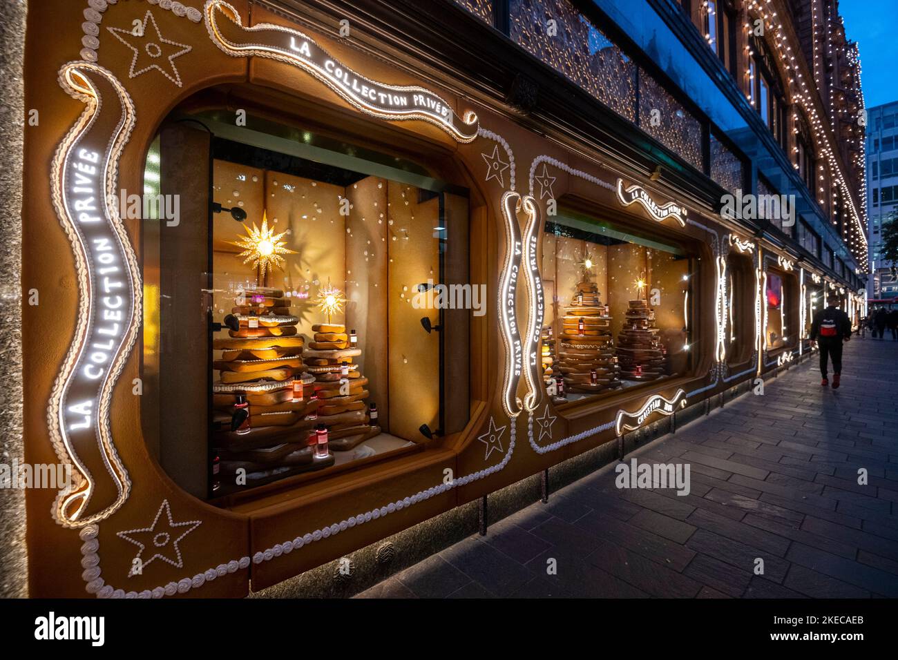 Harrods external hi-res stock photography and images - Alamy