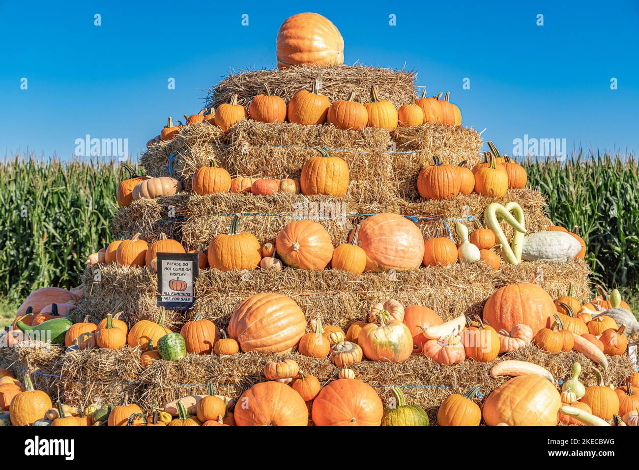 Hay bale pyramid hi-res stock photography and images - Alamy