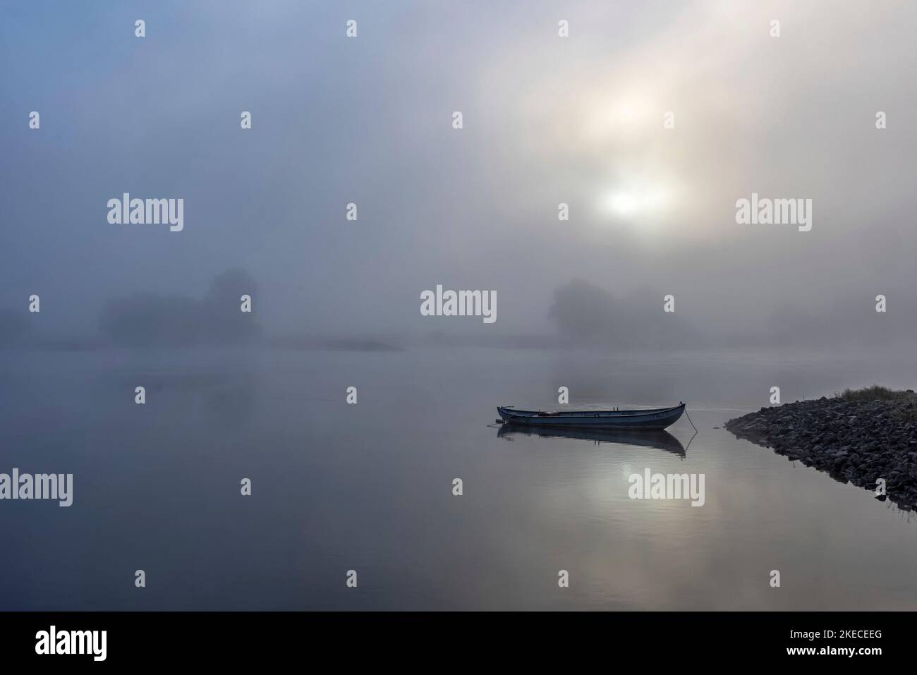 Man rowing a boat sunrise hi-res stock photography and images - Alamy