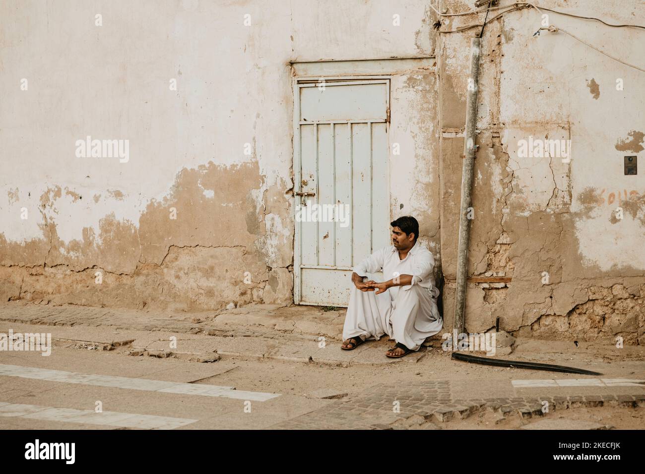 Saudi arab man sitting hi-res stock photography and images - Alamy